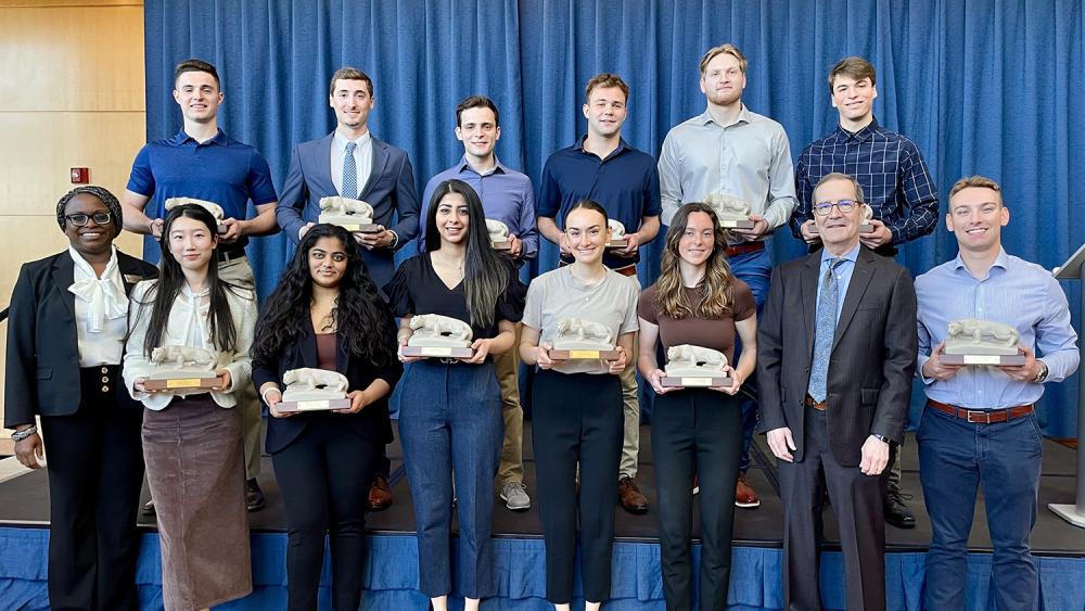 Penn State Smeal rozpoznaje 10 wielkich marszałków i przedstawiciela ROTC Penn State Smeal rozpoznaje 10 wielkich marszałków i przedstawiciela ROTC