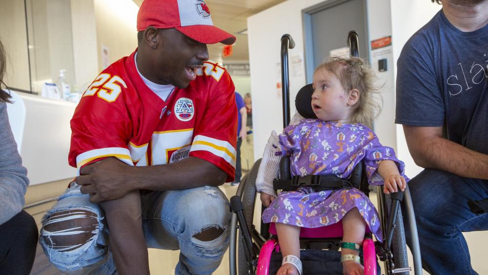 LeSean McCoy visits Children’s Hospital, manages to find a Chiefs fan ...